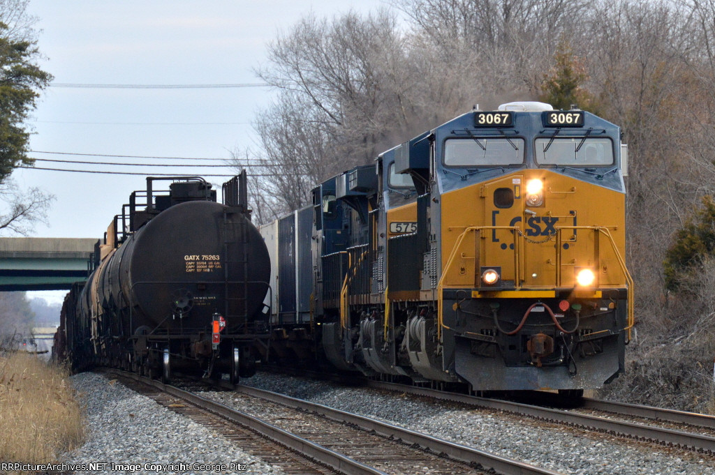 CSX 3067 and train Q031